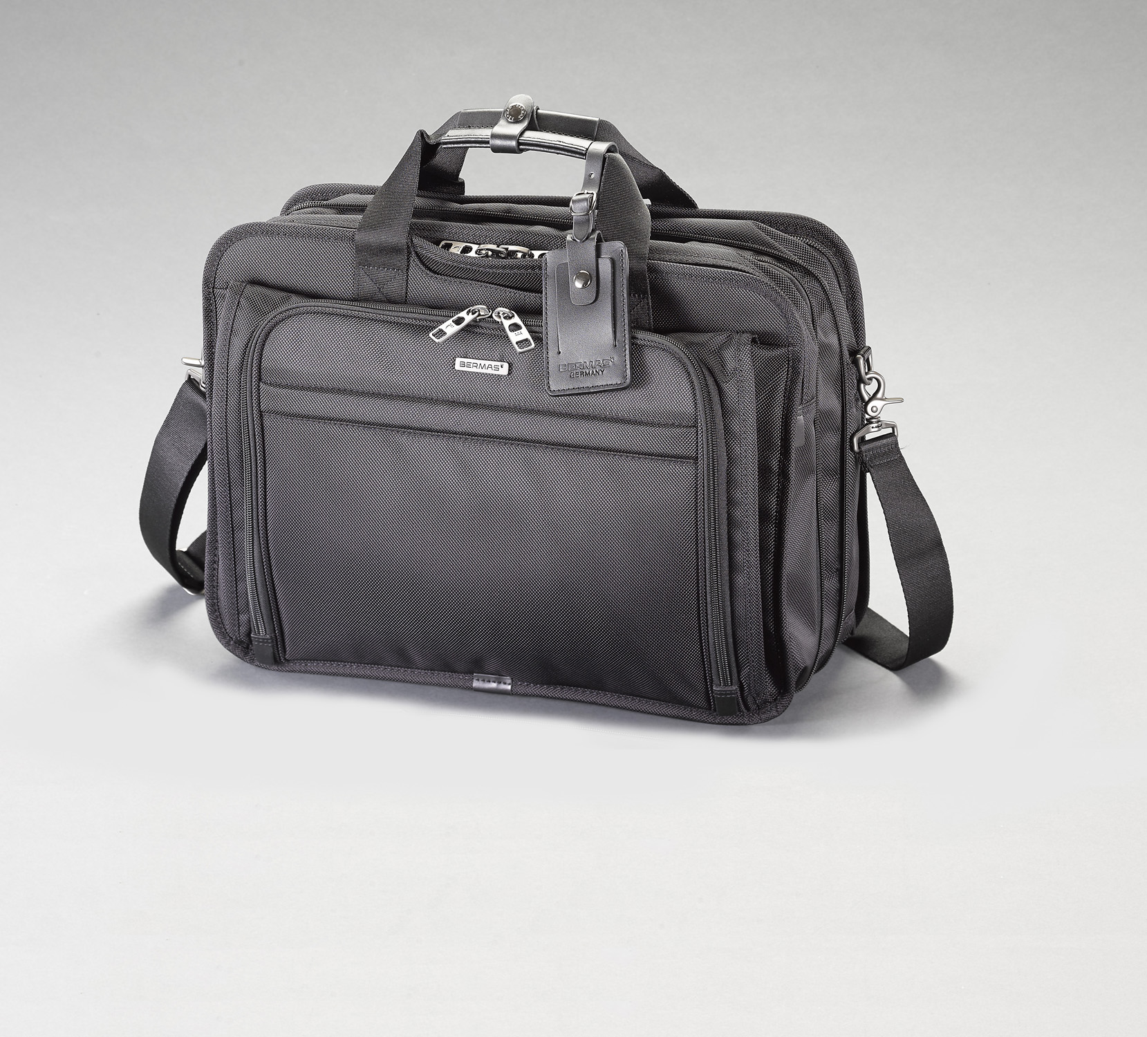 EA927AW-26｜450x330x150mm ビジネスバッグのページ